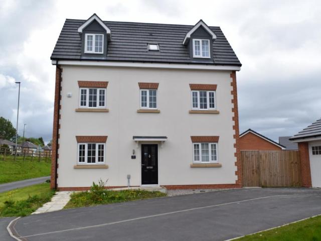 4 bedroom detached house to rent