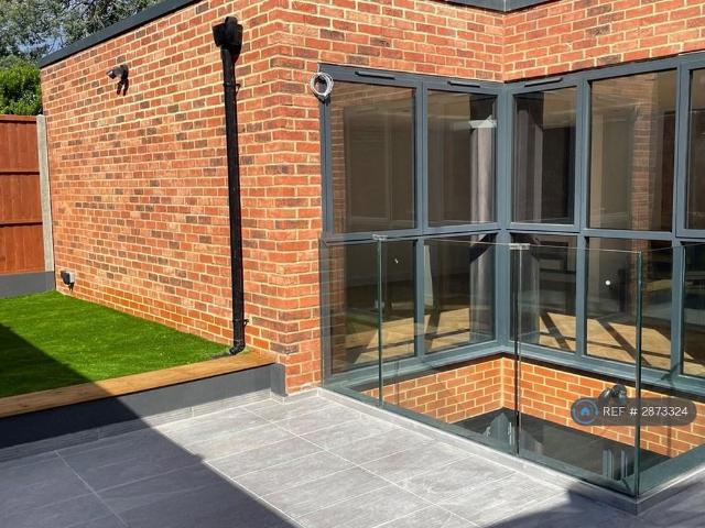 4 bedroom detached house to rent