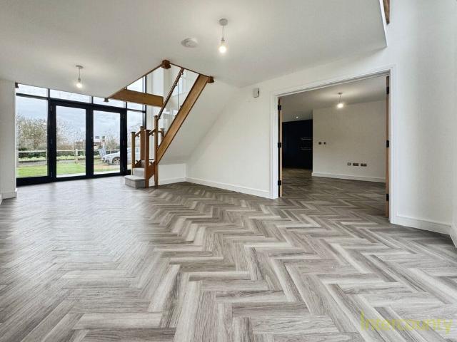 4 Bedroom Detached House To Rent