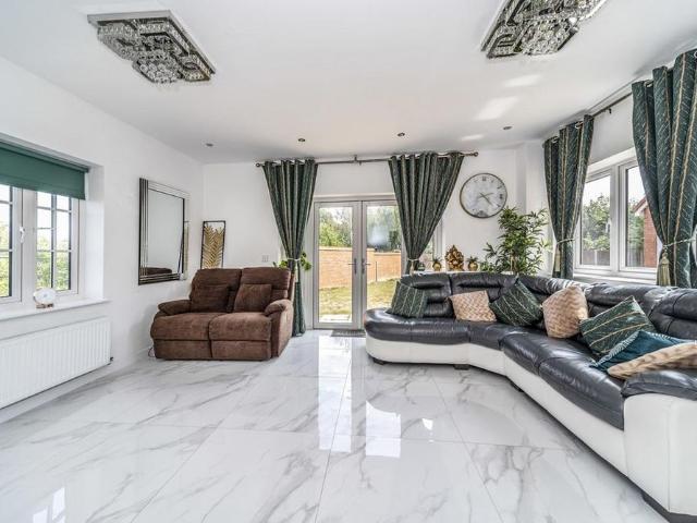 4 bedroom detached house to rent