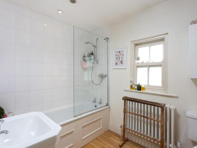 4 bedroom detached house to rent