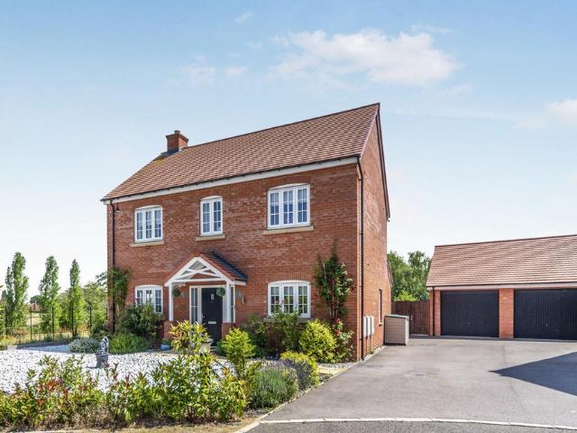 4 bedroom detached house to rent