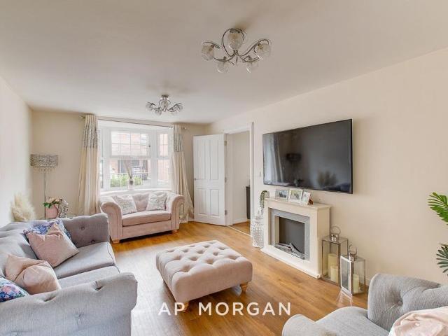 4 bedroom detached house to rent