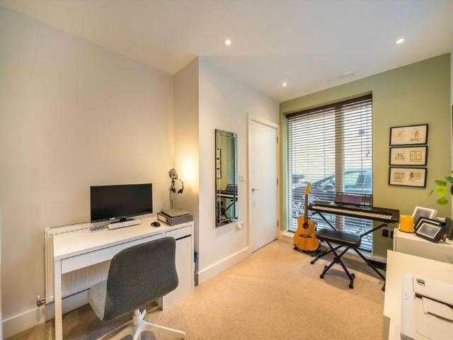 4 bedroom detached house to rent