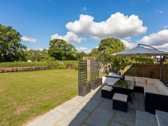 4 bedroom detached house to rent