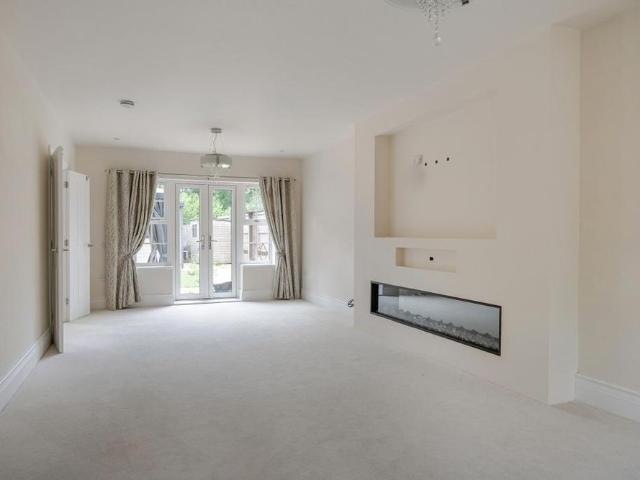 4 bedroom detached house to rent