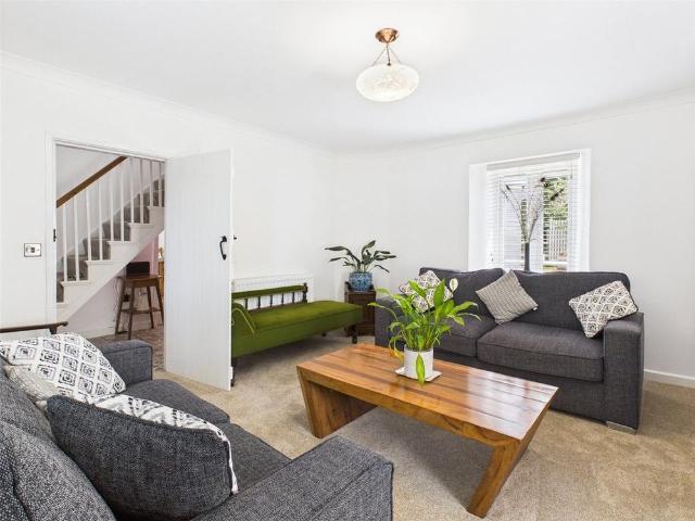 4 bedroom detached house to rent