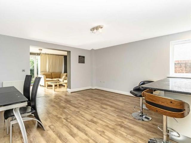 4 bedroom detached house to rent