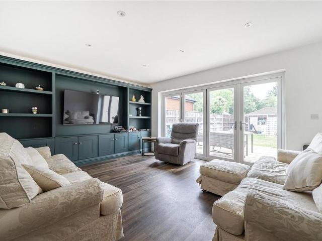 4 bedroom detached house to rent