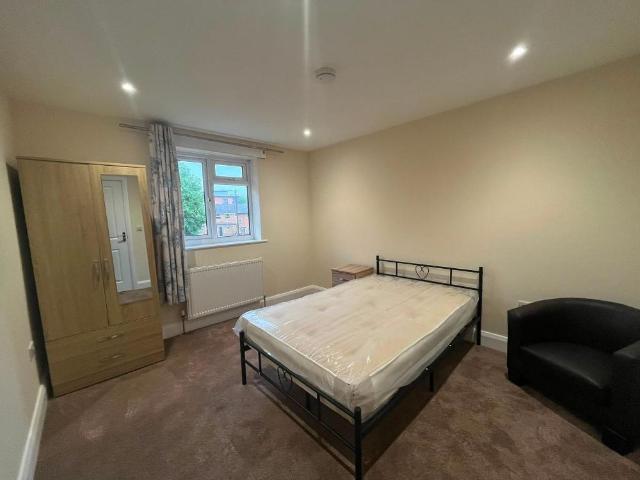 4 bedroom detached house to rent