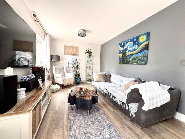 5 bedroom detached house to rent