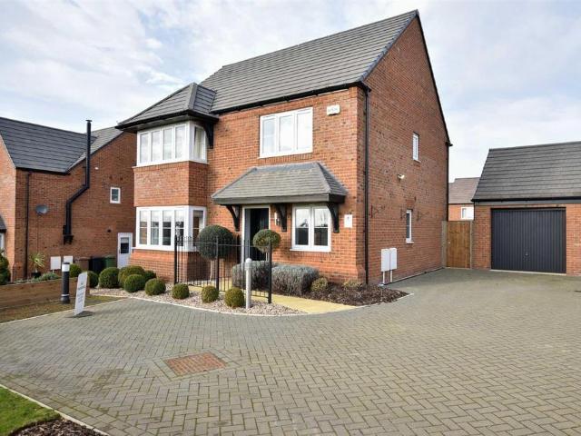 4 bedroom detached house to rent
