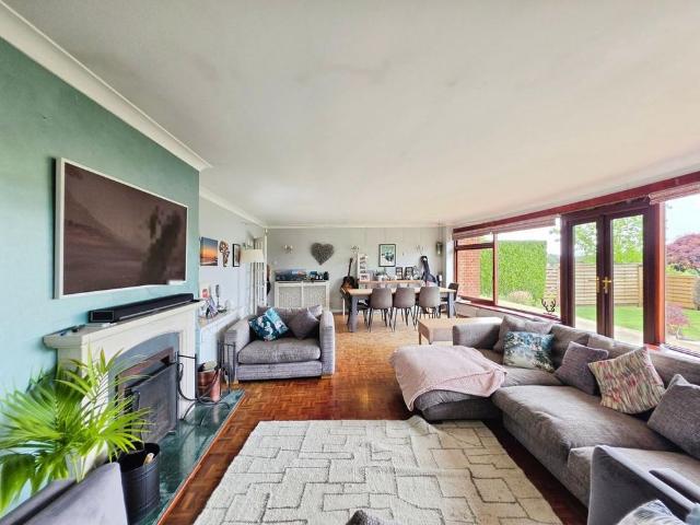 4 bedroom detached house to rent