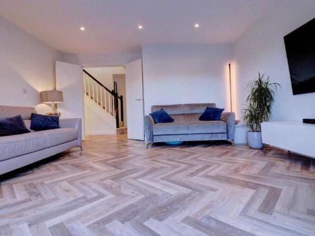 4 bedroom detached house to rent