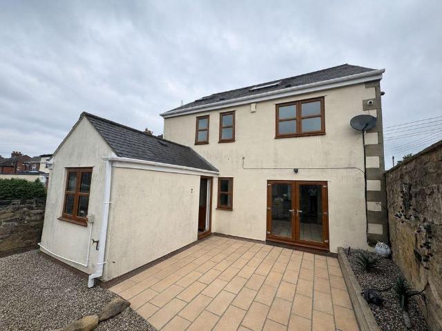 4 bedroom detached house to rent