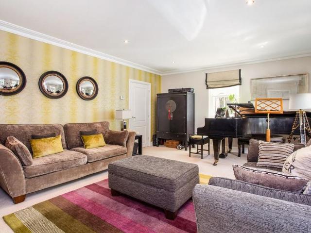 4 bedroom detached house to rent