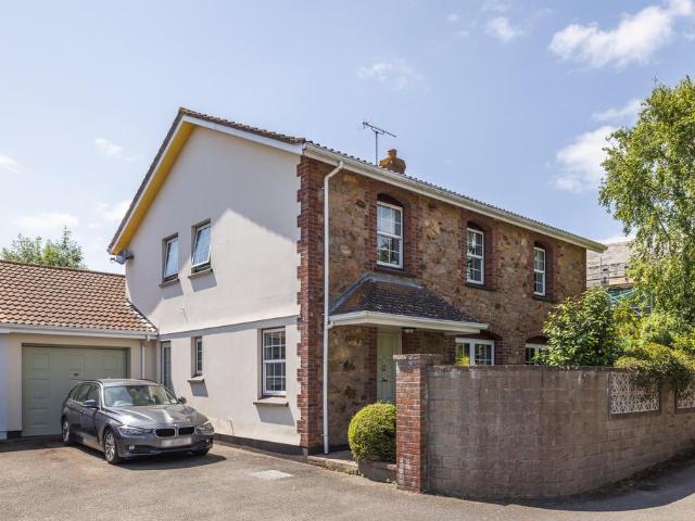 4 bedroom detached house to rent