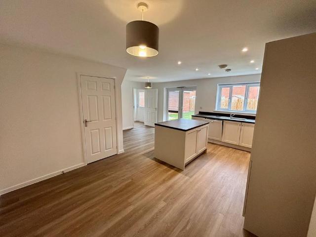 4 bedroom detached house to rent