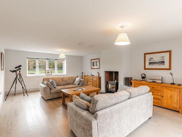 4 bedroom detached house to rent