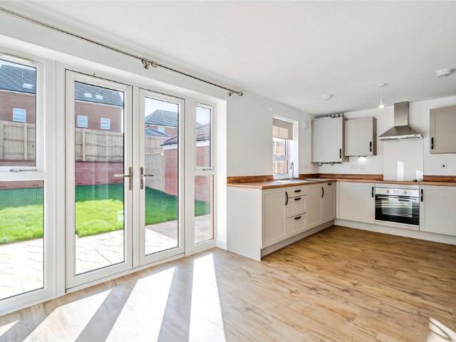 4 bedroom detached house to rent