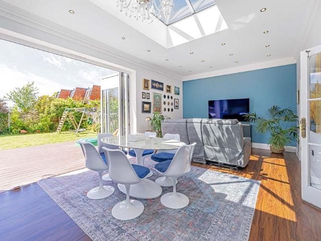 4 bedroom detached house to rent