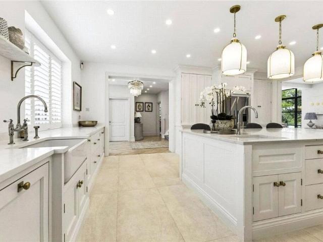 4 bedroom detached house to rent