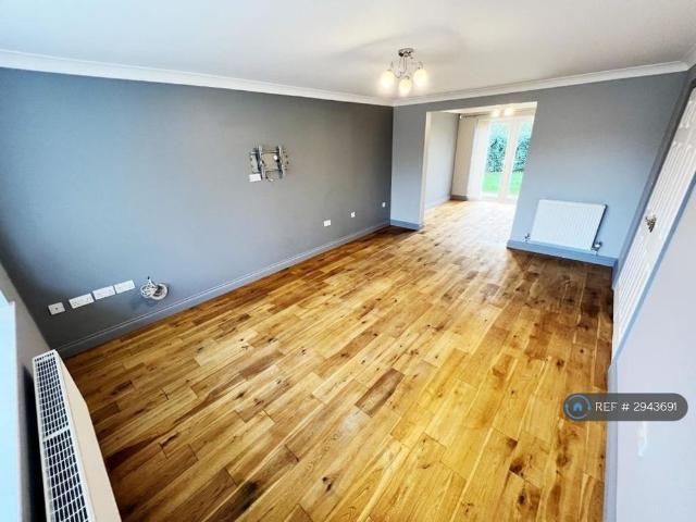 4 bedroom detached house to rent