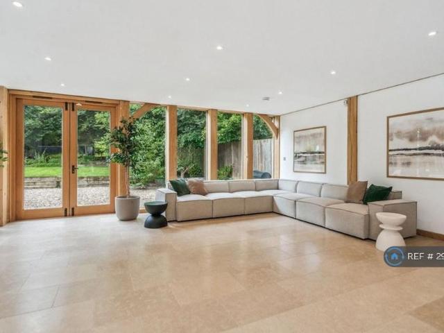 4 bedroom detached house to rent