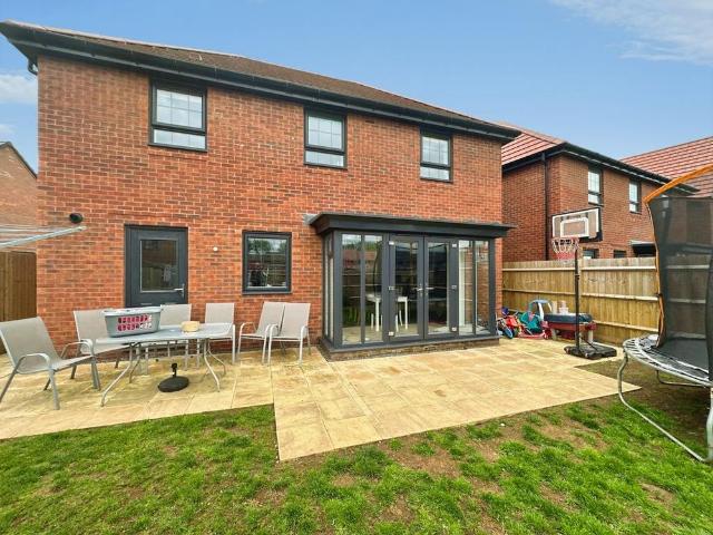 4 bedroom detached house to rent