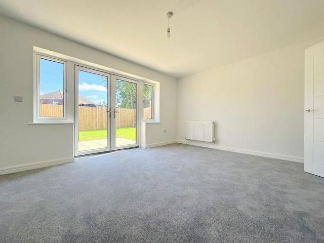 4 bedroom detached house to rent