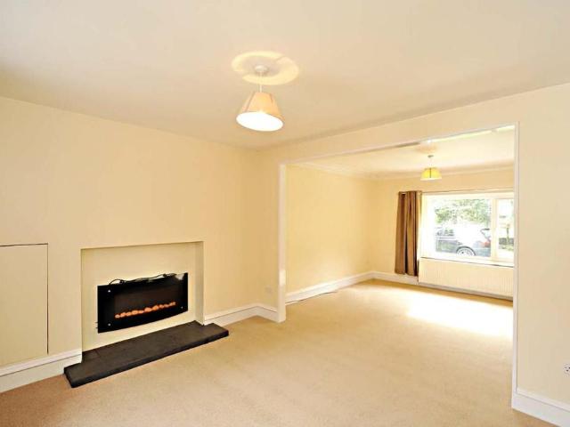 4 bedroom detached house to rent
