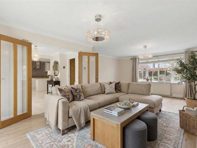 4 bedroom detached house to rent