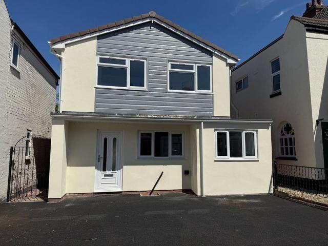 4 bedroom detached house to rent