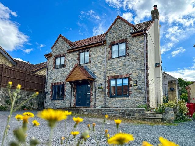 4 bedroom detached house to rent