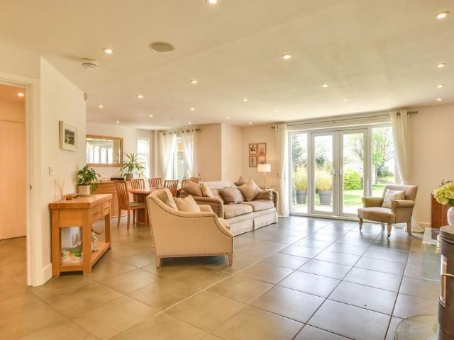 4 bedroom detached house to rent