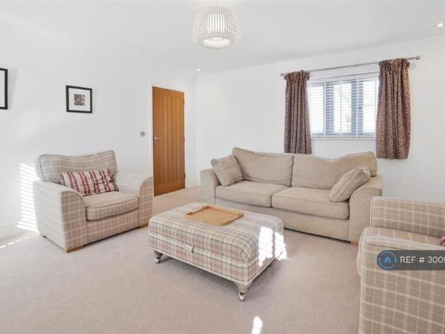 4 bedroom detached house to rent