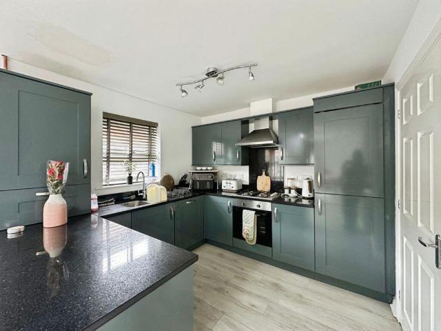4 bedroom detached house to rent