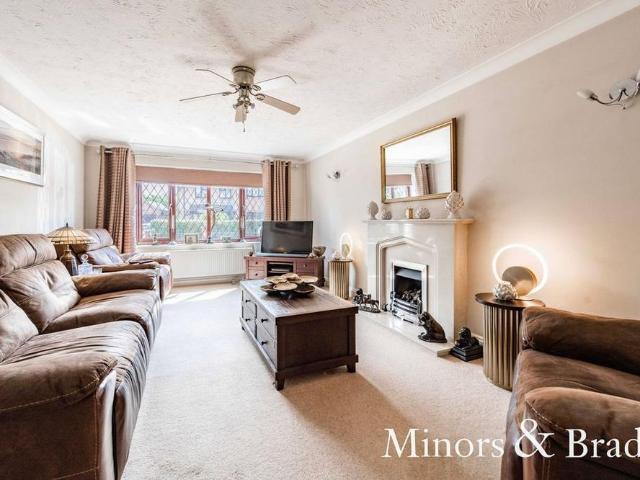 4 bedroom detached house to rent