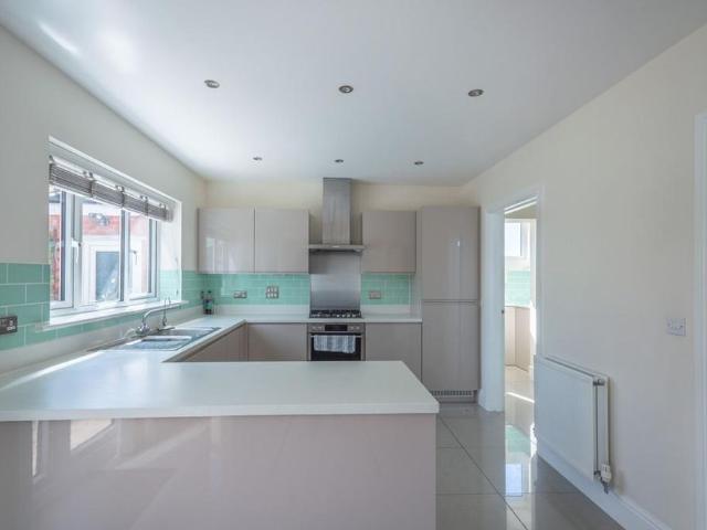4 bedroom detached house to rent