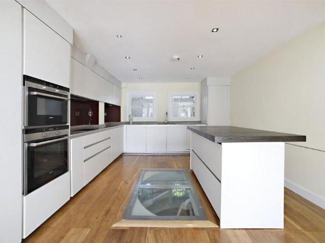 4 bedroom detached house to rent