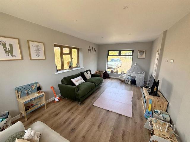 4 bedroom detached house to rent