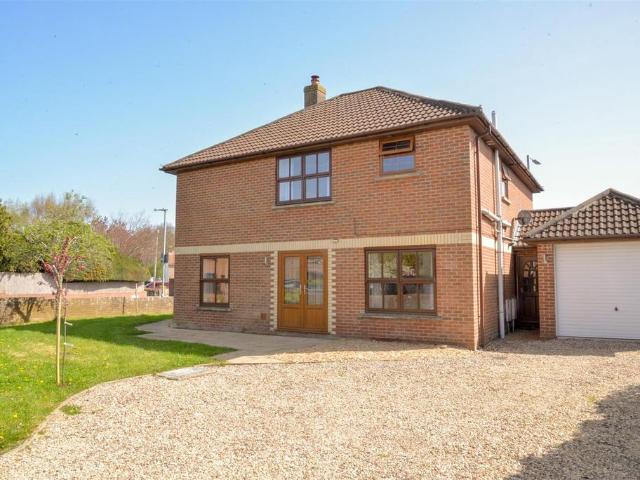 4 bedroom detached house to rent