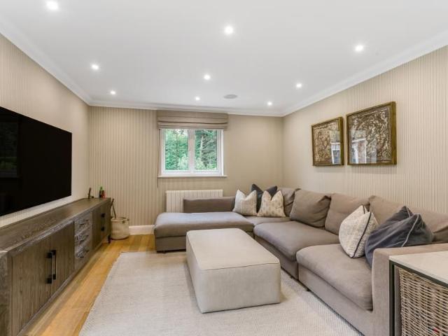 4 bedroom detached house to rent