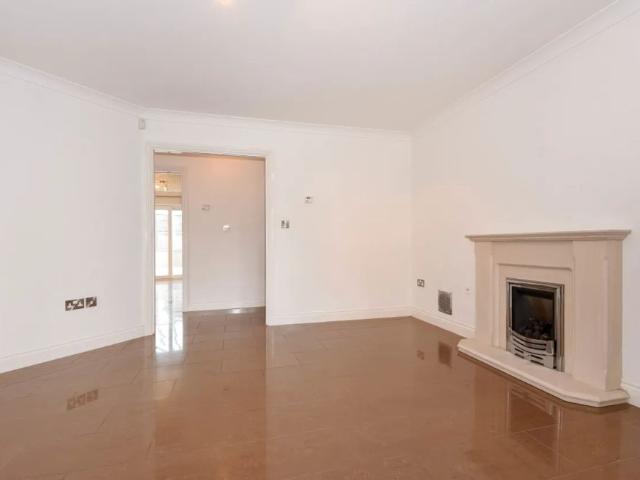 4 bedroom detached house to rent