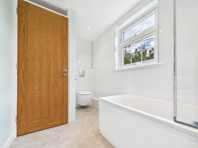 4 bedroom detached house to rent