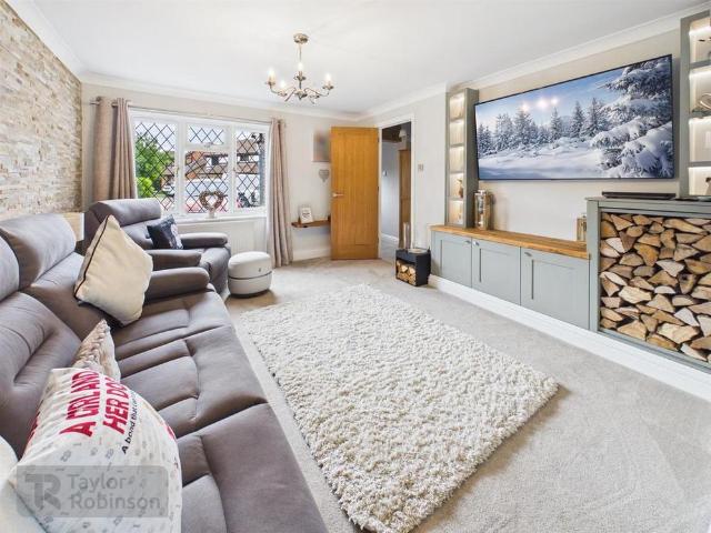 4 bedroom detached house to rent