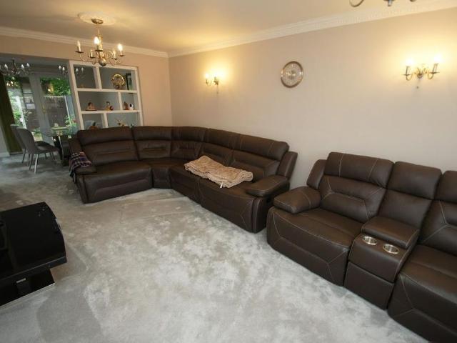 4 bedroom detached house to rent