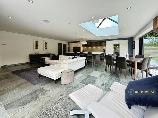 4 bedroom detached house to rent