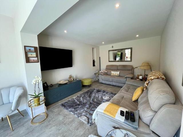 4 bedroom detached house to rent