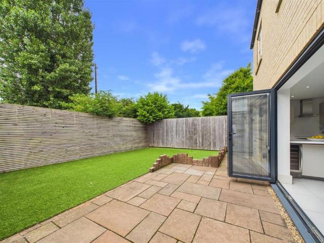 4 bedroom detached house to rent
